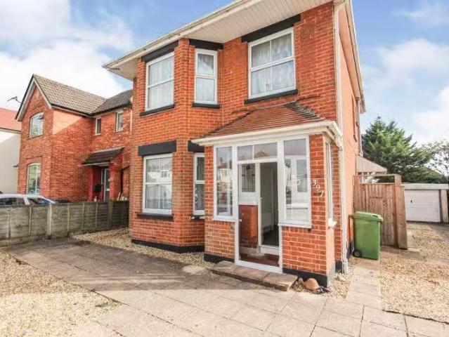 Unique 4 bedroom detached house for rent in Wallisdown Road, P.