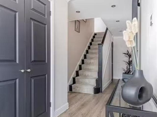 Charming 4 bedroom detached house for rent in Deepdene Close.