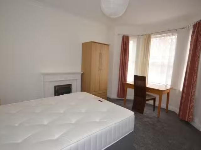 Deal! 4 bedroom detached house for rent in Frampton Road, Wint.