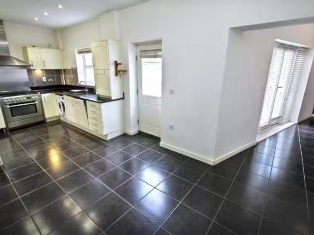 New 4 bedroom end of terrace house for rent in Greenland Garde.