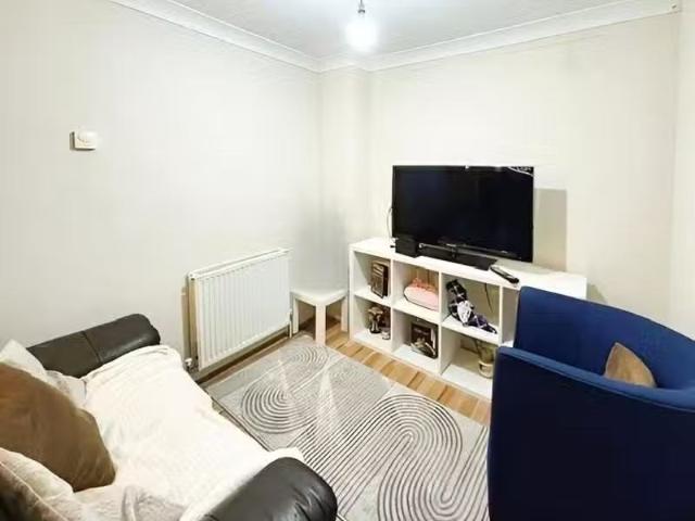 Rental! 4 bedroom End Terrace House to rent, Nightingale Shott.