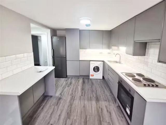 Deal! 4 bedroom Mid Terrace House to rent, Arnheim Close, Sout.