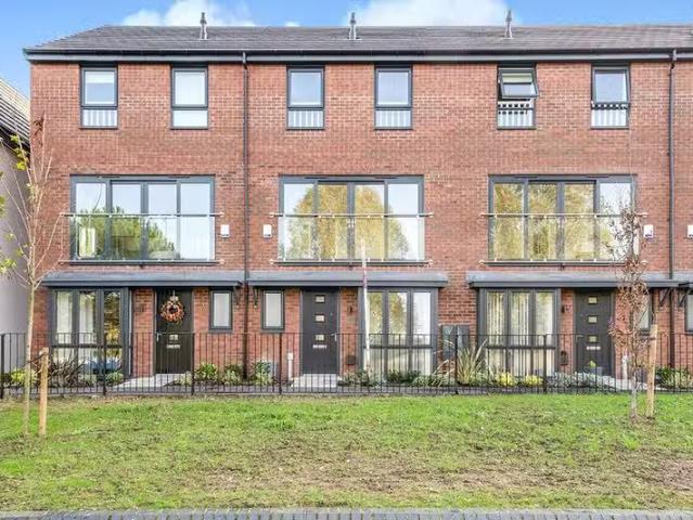 Deal! 4 bedroom Mid Terrace House to rent, Sparrow Close, Donc.