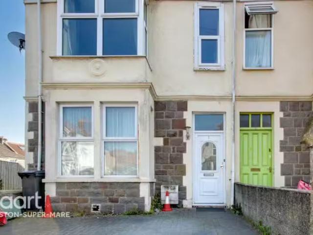 Just in! 4 bedroom semi detached house for rent in Southend Ro.