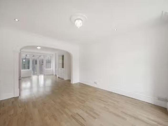 Charming 4 bedroom semi detached house to rent in London, NW11
