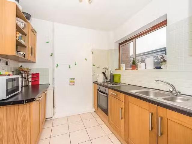 Cozy 4 bedroom Semi Detached House to rent, Ripley Avenue, Egh.