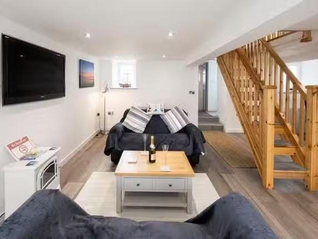 Nice 4 BR High Street