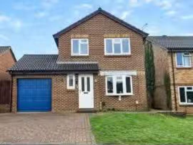 Rental! 4 BR Property & Houses to Rent: Larch Way, Farnborough.