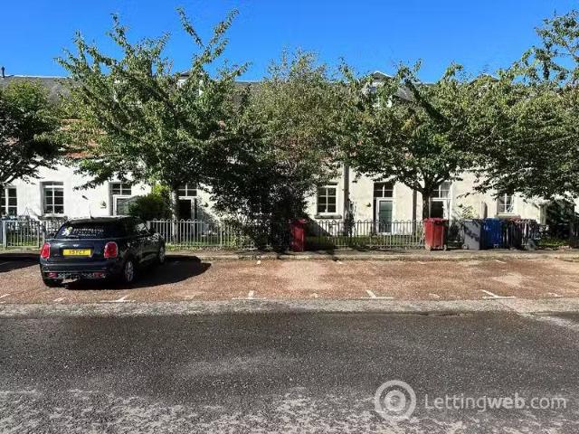 Cozy 4 BR Property to rent in Chandlers Lane, City Centre, Dun.