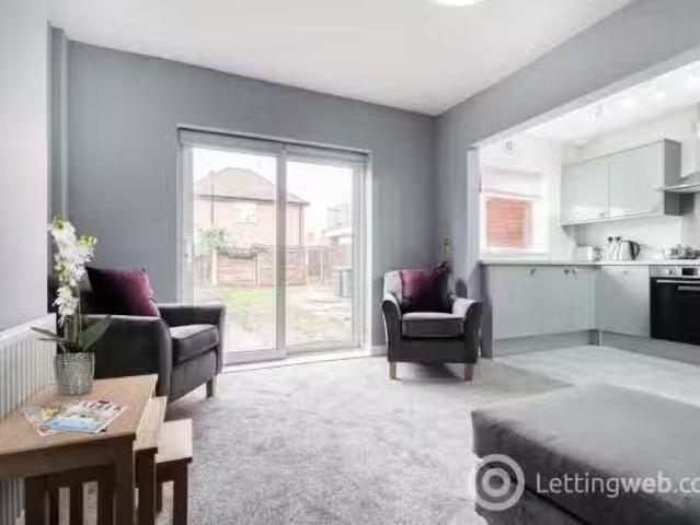 Cheap 4 BR Property to rent in Queens Road, Beeston, Nottingham