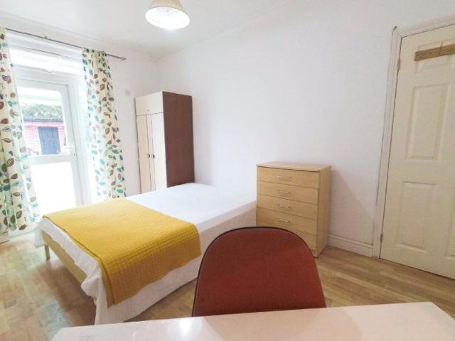 Nice 4bed flat with balcony,Elephant & castle