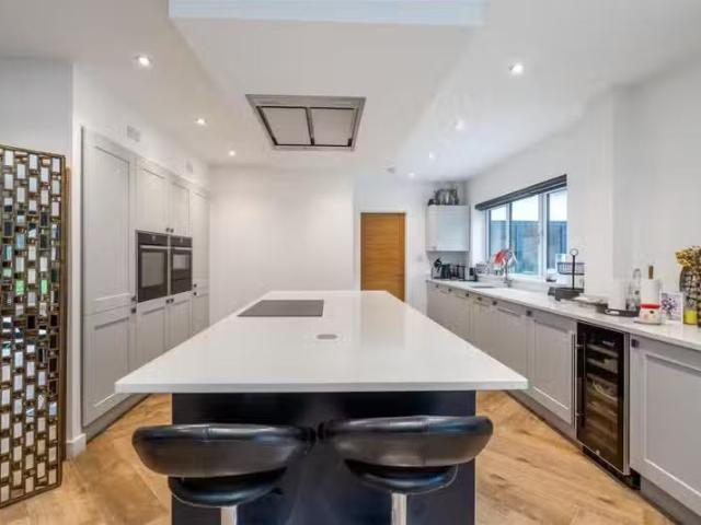 Unique 5 BA 4 bedroom detached house for rent in Vicarage Hill.