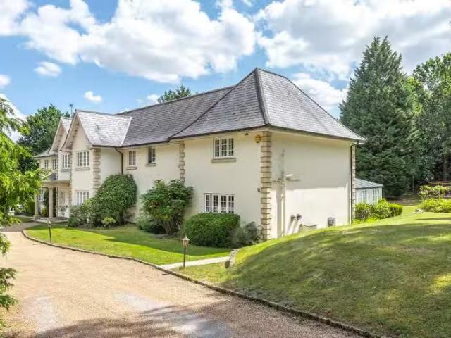 New 5 BA 5 bedroom detached house for rent in Wentworth Drive.