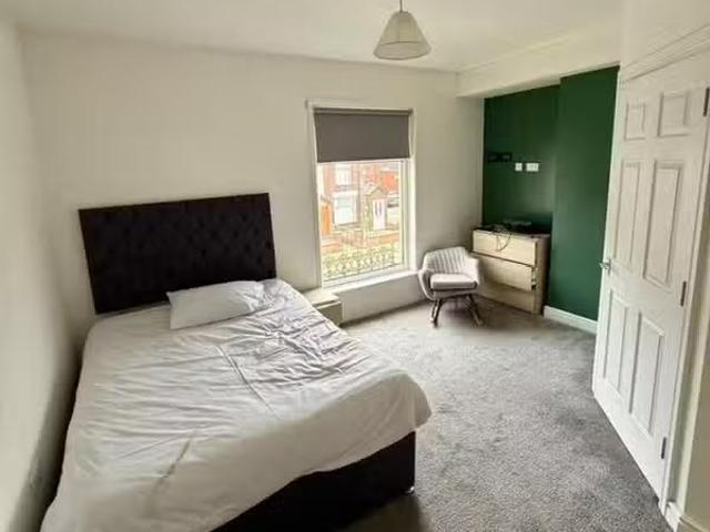 Deal! 5 BA 5 bedroom terraced house for rent in Ainsworth Lane.