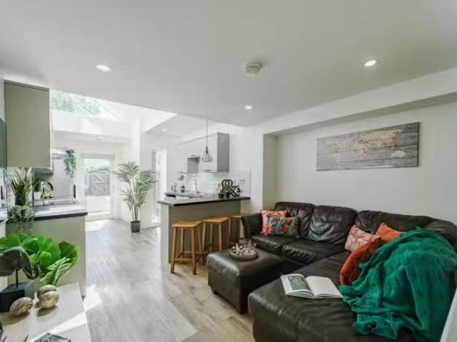 Cozy 5 BA 5 bedroom terraced house for rent in Sovereign Road.