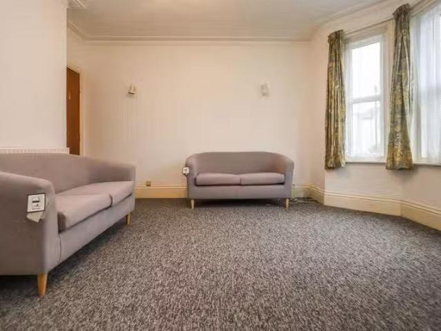 Cozy 5 bedroom detached house for rent in Bishop Close, Poole.