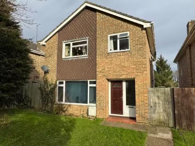 Rental! 5 bedroom detached house for rent in Cranbourne Walk.