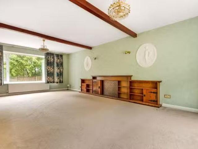 Cheap 5 bedroom detached house for rent in Park Road, Kenley.