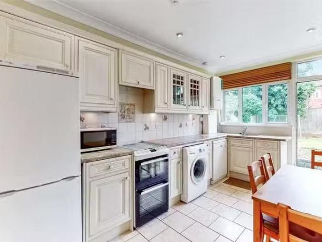 Cheap 5 bedroom semi detached house to rent in London, NW10