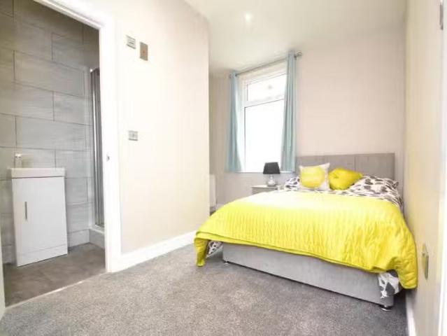 Nice 6 BA 1 bedroom house share for rent in Leeds Old Road, Br.
