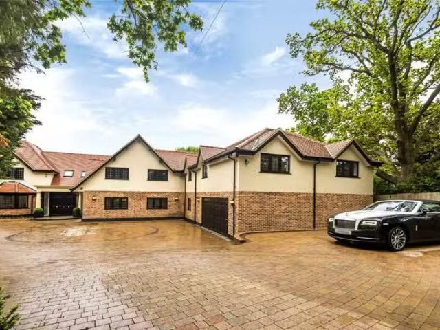 For Rent! 6 BA 7 bedroom detached house for rent in East Ridge.