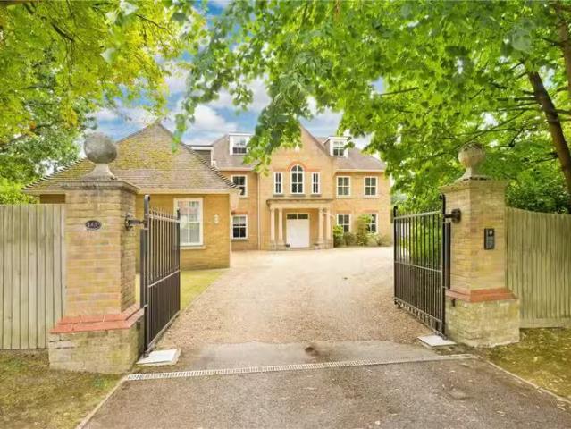 Cozy 6 BA 7 bedroom detached house for rent in Fairmile Avenue.