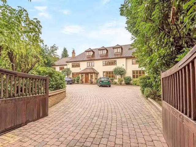 Deal! 6 BA 7 bedroom detached house for rent in Waterhouse Lan.
