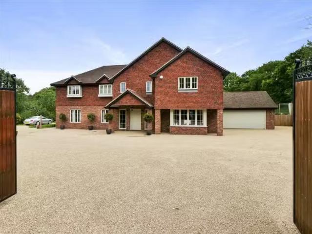 Nice 6 BA 5 bedroom detached house for rent in London Road, Sa.