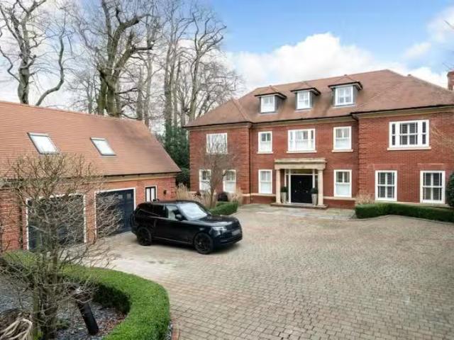 Charming 6 BA 6 bedroom detached house for rent in Sheethanger.
