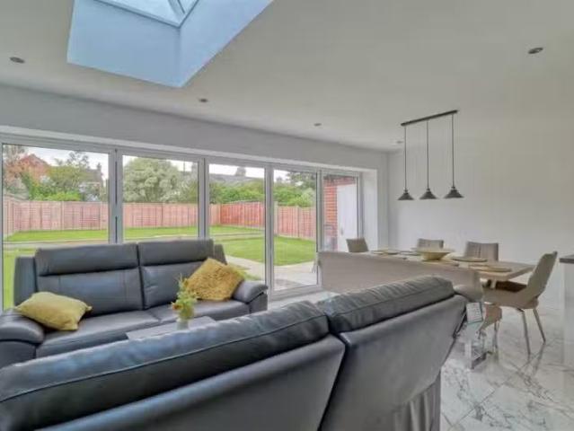 Cheap 6 bedroom detached house for rent in Upper Third Avenue.