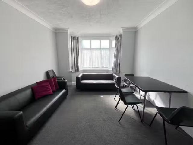 Cozy 6 bedroom house for rent in Victoria Avenue, Victoria Par.