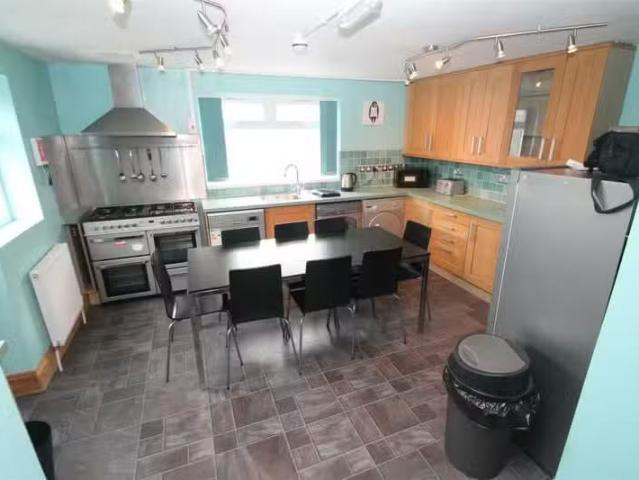 Charming 8 bedroom semi detached house for rent in BPC00648 ST.