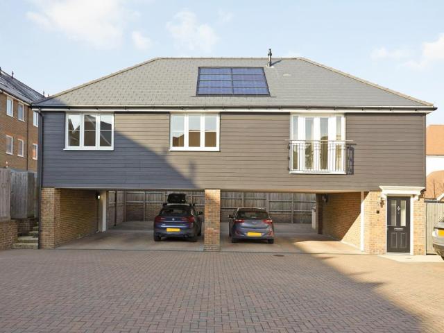 Nicholson Road Dunton Green TN14 2 bed maisonette to rent £2,150 pcm £496 pw