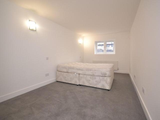 Nicholsons Lane, Maidenhead SL6, 2 bed property to rent, £1,300 pcm | PrimeLocation