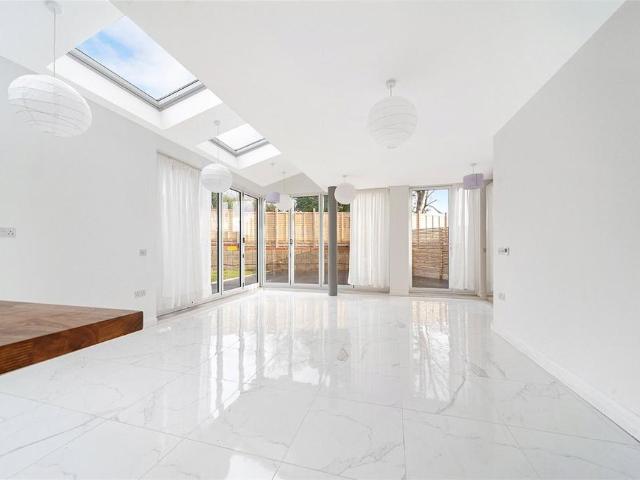 Nicola Close, Harrow, Middlesex, HA3 2 bed apartment to rent £2,000 pcm £462 pw