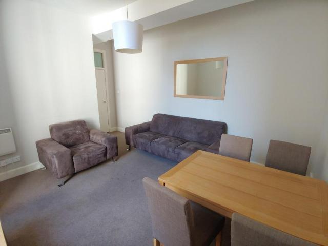 Nicolson Street, Edinburgh, EH8 3 bed flat to rent £2,950 pcm £681 pw