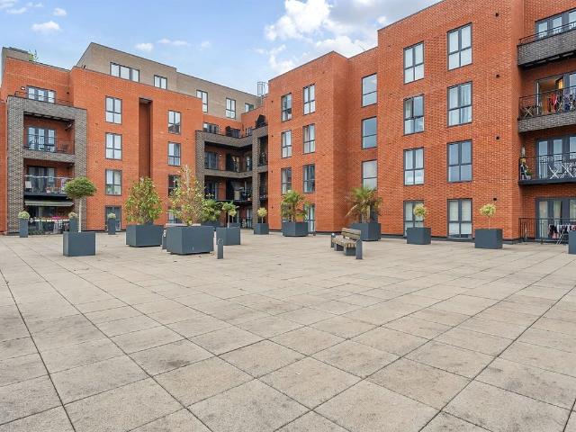 Nightingale Way, Reading RG30, 2 bed flat to rent, £1,600 pcm | PrimeLocation