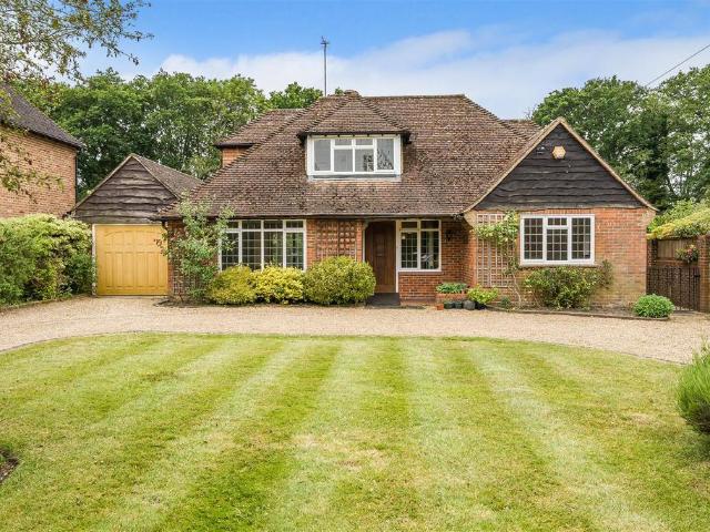 Nightingale Avenue West Horsley 4 bed house to rent £3,700 pcm £854 pw