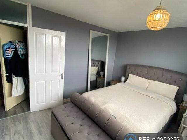 Nightingale Place, Woolwich, SE18 2 bed flat to rent £1,750 pcm £404 pw