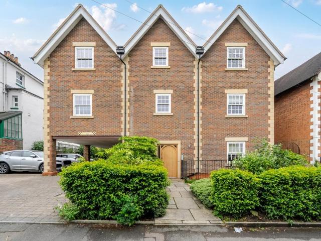 Nightingale Road Guildford GU1 2 bed flat to rent £2,200 pcm £508 pw