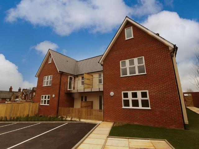Nightingale Road, Hitchin, SG5 2 bed apartment to rent £1,375 pcm £317 pw