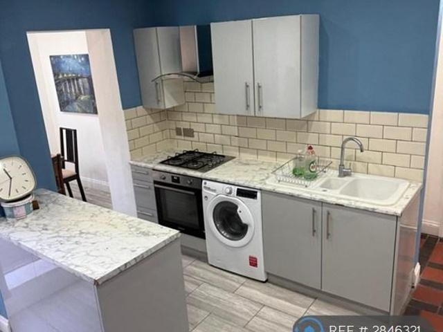 Nightingale Road, London, E5 3 bed flat to rent £3,300 pcm £762 pw