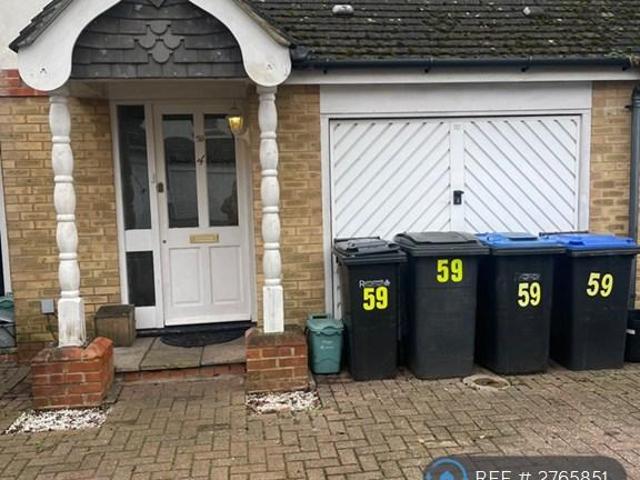 Nightingale Shott, Egham, TW20 6 bed terraced house to rent £4,000 pcm £923 pw