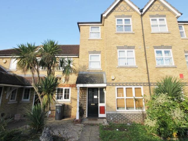 Nightingale Shott, Egham, Surrey, TW20 5 bed terraced house to rent £3,300 pcm £762 pw