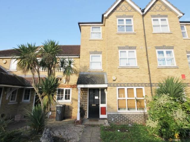 Nightingale Shott, Egham, Surrey TW20, 5 bed terraced house to rent, £3,300 pcm | PrimeLocation