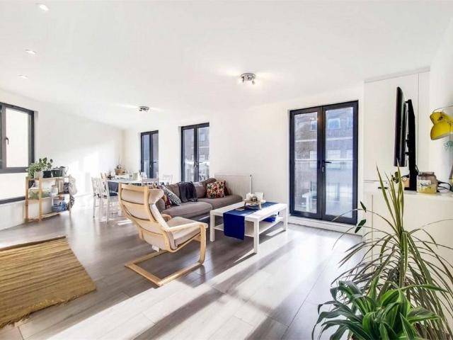 Nipper Alley, Kingston Upon Thames KT1 3 bed flat to rent £2,650 pcm £612 pw