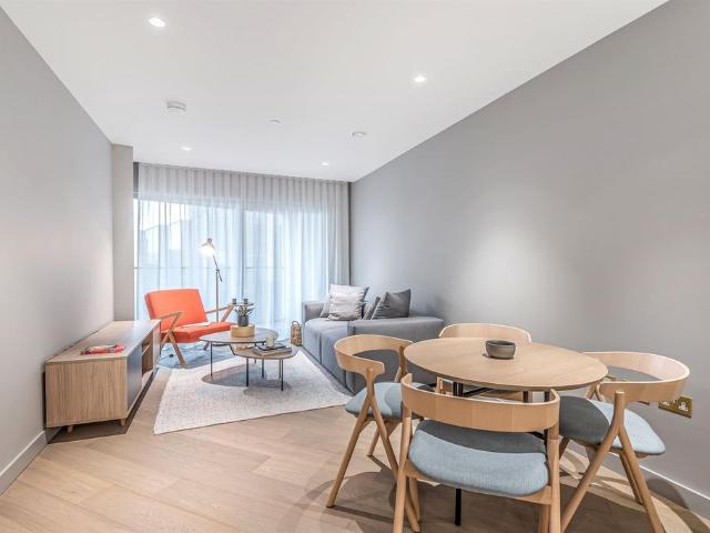 No.4, Upper Riverside, Cutter Lane. 2 bed property to rent £3,200 pcm £738 pw