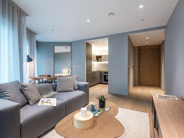 No.4, Upper Riverside, Cutter Lane. 2 bed property to rent £3,200 pcm £738 pw