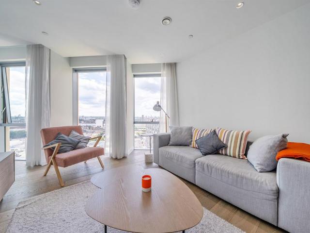 No.4, Upper Riverside, Cutter Lane. 2 bed property to rent £3,300 pcm £762 pw