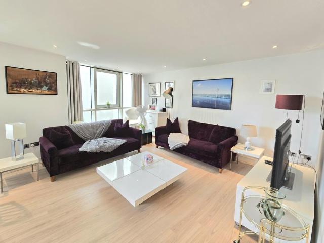 No 1 Building, Gunwharf Quays, PO1 2 bed flat to rent £1,850 pcm £427 pw